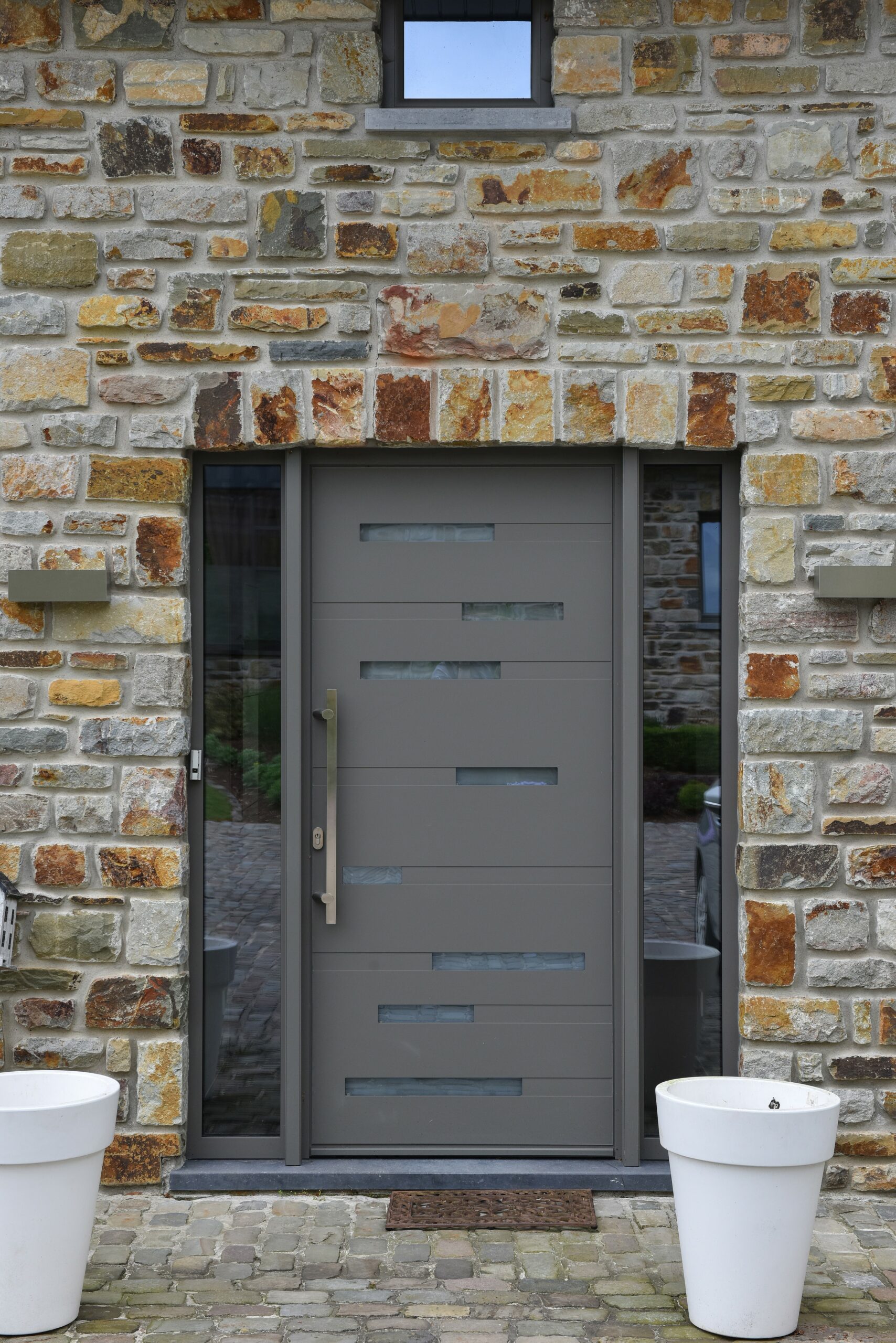 SCID : Pose de portes sur mesure en ALU en Belgique